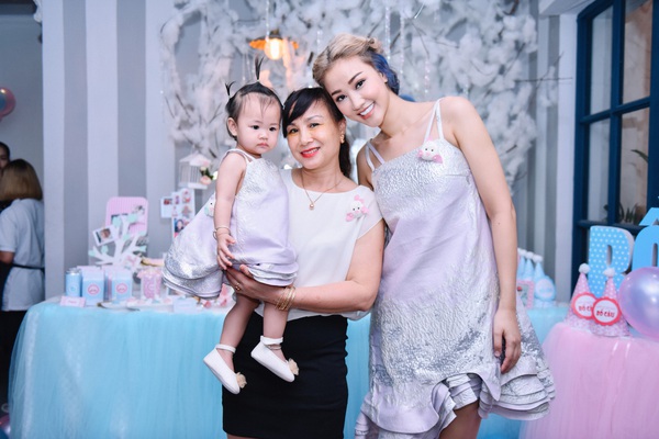 Maya diện đầm đôi với con gái trong tiệc mừng sinh nhật