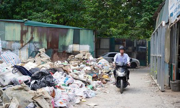 Bãi rác sinh hoạt, chất thải xây dựng tra tấn người dân