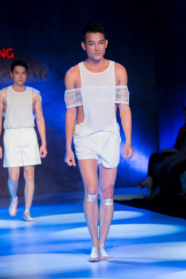 THỜI TRANG NAM: 20 thiết kế "xem 1 lần - nhớ cả đời" của sàn diễn Việt