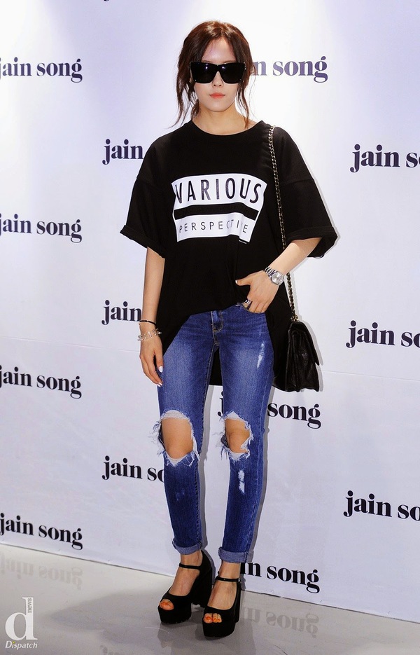 QUẦN JEANS: 3 xu hướng đang được sao Hàn hết mực ưa chuộng