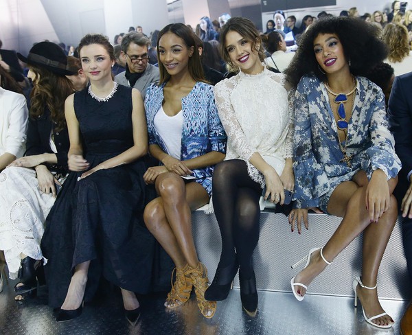 VÁY BÌNH DÂN của H&M chinh phục hàng loạt sao Hollywood