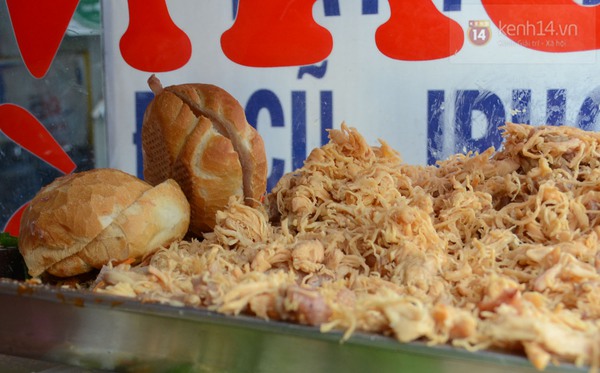 Bánh mì cóc thịt gà xé duy nhất ở Sài Gòn thu nhập hơn 20 triệu mỗi ngày