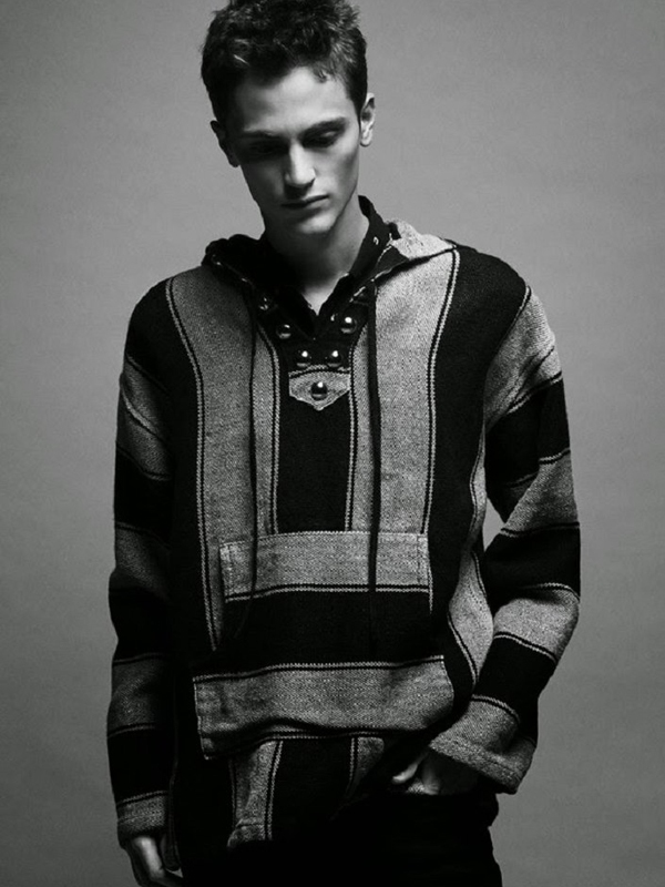 Thầy giáo tiếng Anh điển trai "nổi bần bật" trên sàn diễn thời trang