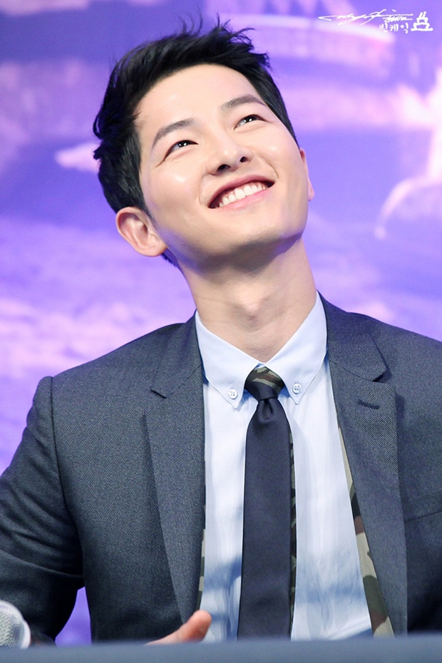 Song Joong Ki hôn đàn chị Song Hye Kyo mùi mẫn, lạnh lùng với "hươu ...