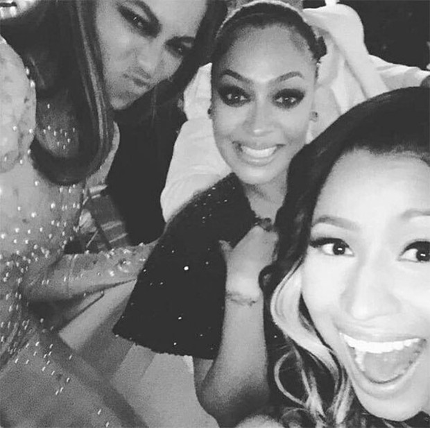 Kendall Jenner, Gigi Hadid và loạt sao phá luật "cấm selfie" ở hậu ...