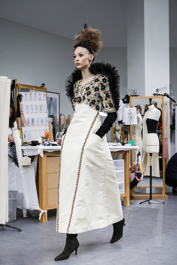Chanel biến runway thành xưởng may, Châu Tấn là khách mời mặc xấu nhất