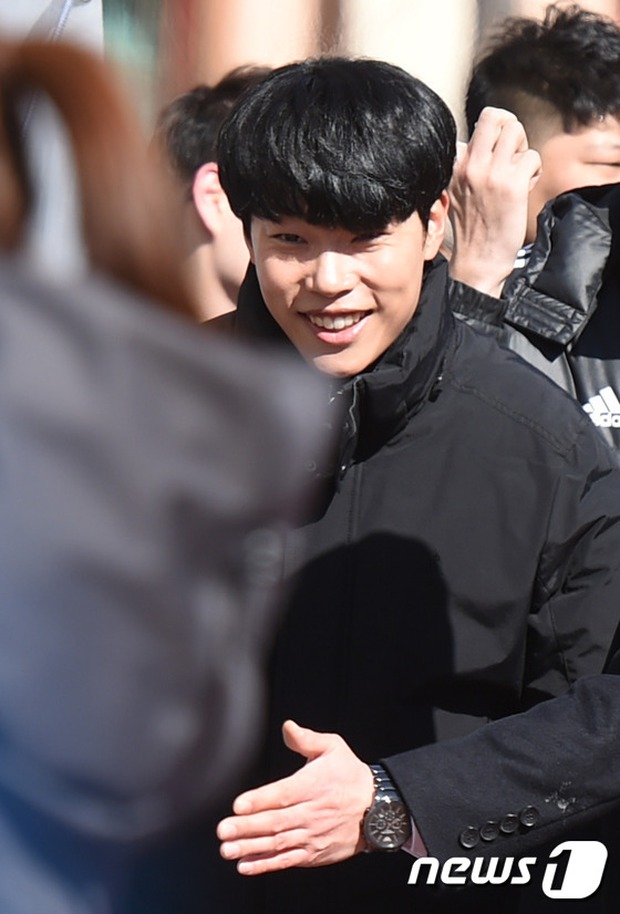 Hyeri thân mật với "chồng" Park Bo Gum trong sự kiện họp fan "Reply 1988"