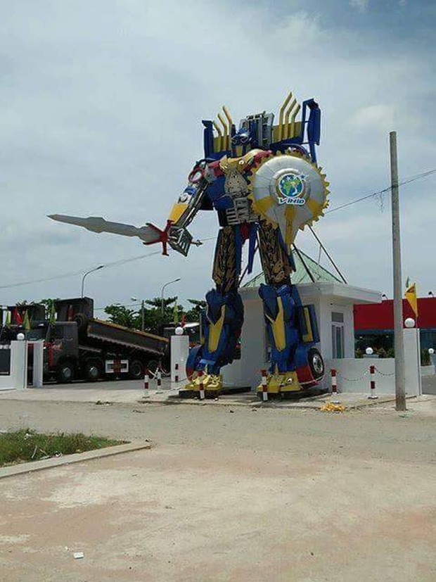 Mô hình robot siêu nhân khổng lồ được dựng ngay trước một công ty tại ...