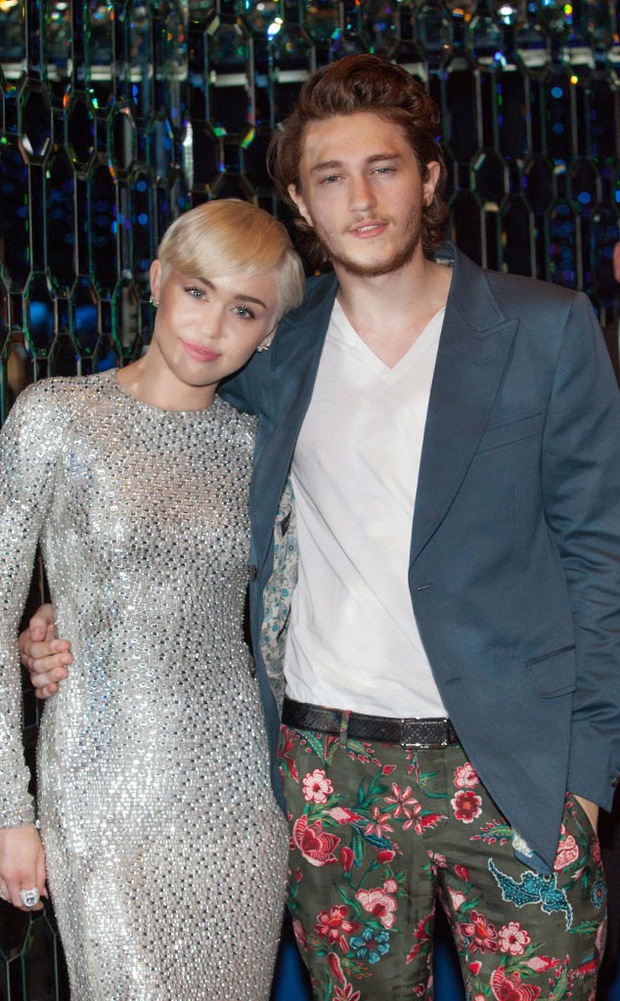 Ngoại hình đẹp trai ngời ngời, cậu em của Miley Cyrus cũng đã chính ...