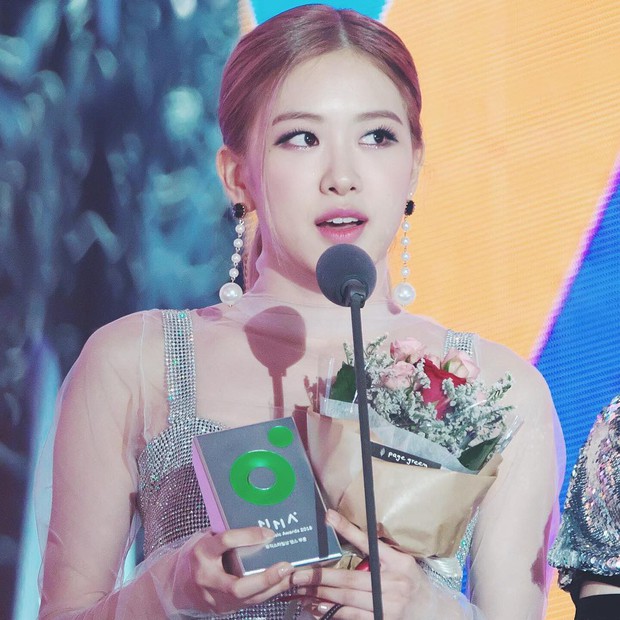 Sau liên hoàn tố thiên vị, cuối cùng stylist cũng đổi tóc cho Rosé và ...