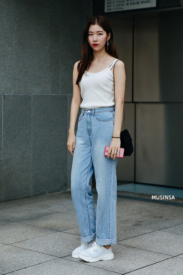 Sắp hết hè nhưng giới trẻ Hàn vẫn mê mệt crop top, năng diện đồ khoe eo ...