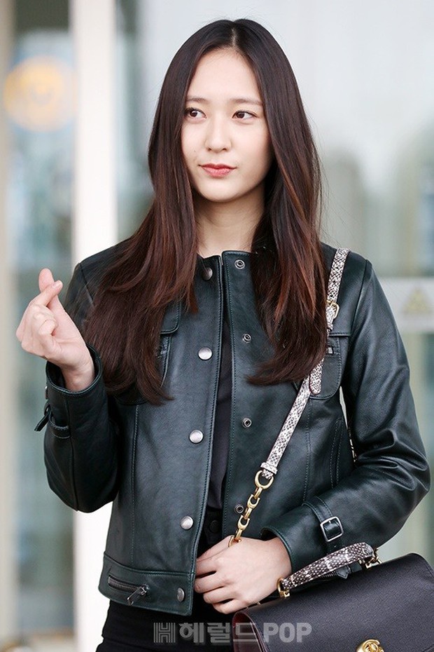 Cùng tăng cân khi xuất hiện tại sân bay: Krystal bị chê vừa thô vừa ...