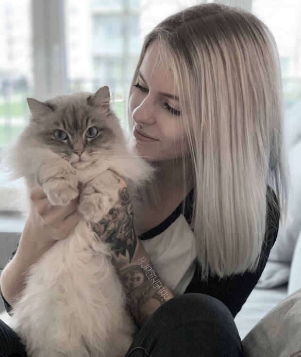 Jasi Gray - Nữ game thủ nghiệp dư xinh đẹp, cá tính và cuồng mèo: Crush ...