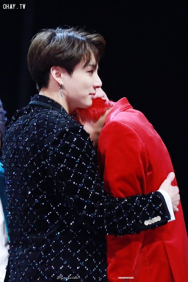 Vì 1 câu nói mà V (BTS) bật khóc nức nở, Jungkook có hành động đặc biệt ...