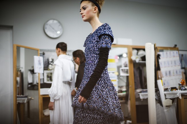 Chanel biến runway thành xưởng may, Châu Tấn là khách mời mặc xấu nhất