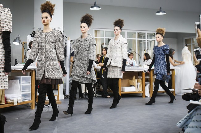 Chanel biến runway thành xưởng may, Châu Tấn là khách mời mặc xấu nhất