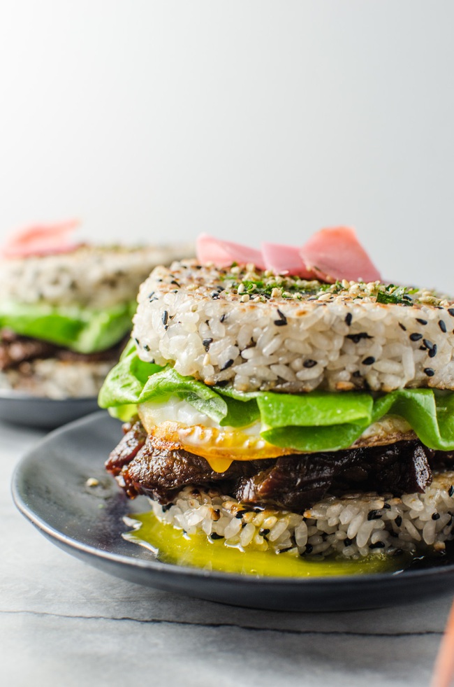 Thử một lần là mê ngay với burger bít tết sốt Teriyaki ngon mê ly