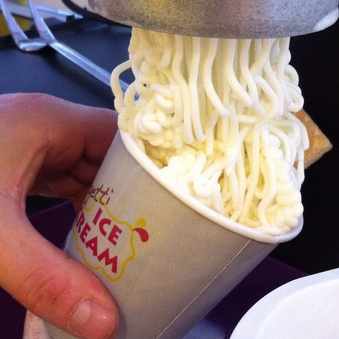 Nhìn những sợi "mì kem" của món Spaghetti Gelato cứ xoắn đều thế này ...