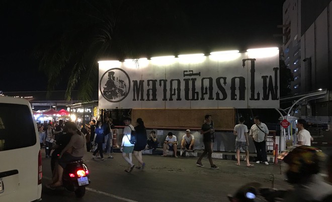 Món Laeng Saeb nhìn như ngọn núi Everest đang là điểm thu hút ở chợ đêm ...