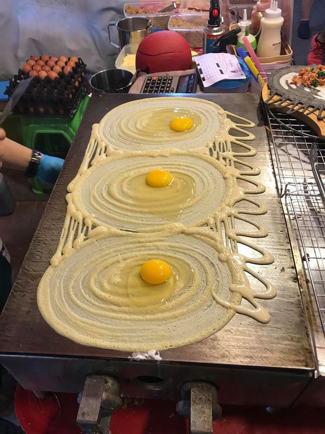 Chiếc bánh bánh Kanom Tokyo to đùng thế này lại là một đặc sản nổi ...