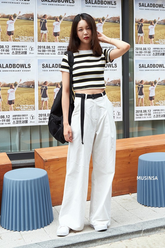 Sắp hết hè nhưng giới trẻ Hàn vẫn mê mệt crop top, năng diện đồ khoe eo ...