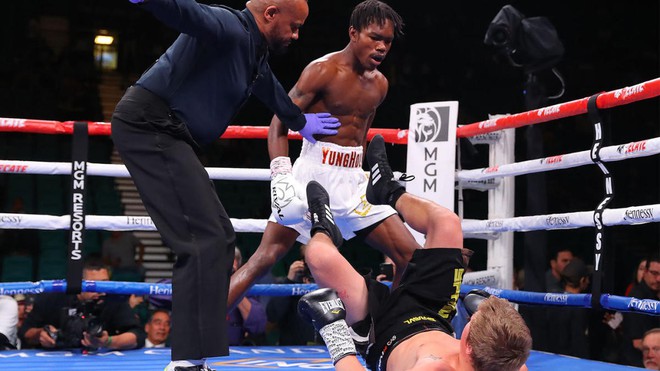 Con trai huyền thoại boxing thể hiện phong độ hủy diệt trong ngày ra ...