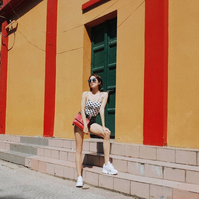 Emily giấu được chuyện sinh 2 con lâu như thế, một phần cũng nhờ điểm ...