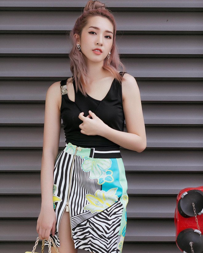 Emily giấu được chuyện sinh 2 con lâu như thế, một phần cũng nhờ điểm ...