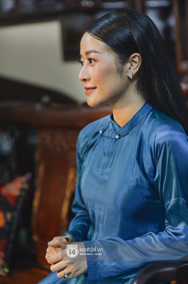 MC Phí Linh đẹp nền nã khi diện 2 bộ áo dài trong lễ ăn hỏi