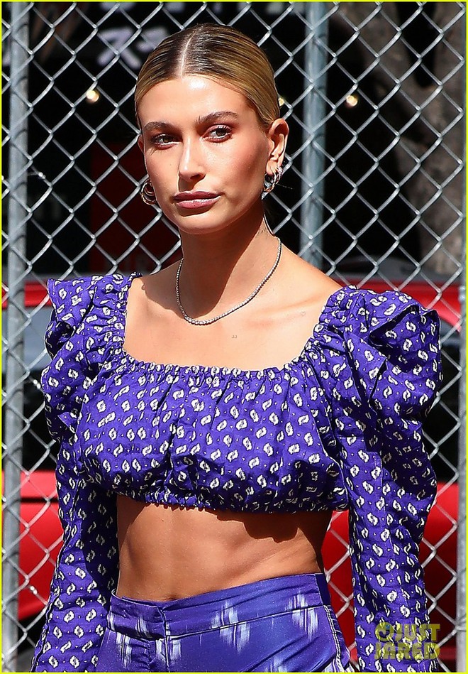 Bà xã Justin Bieber nổi bần bật như tắc kè hoa ra đường, múi bụng rõ ...