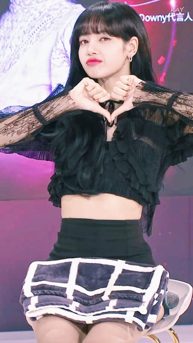 Lisa gây bão Weibo với màn xuất hiện đẳng cấp tại sự kiện: Tỷ lệ body ...