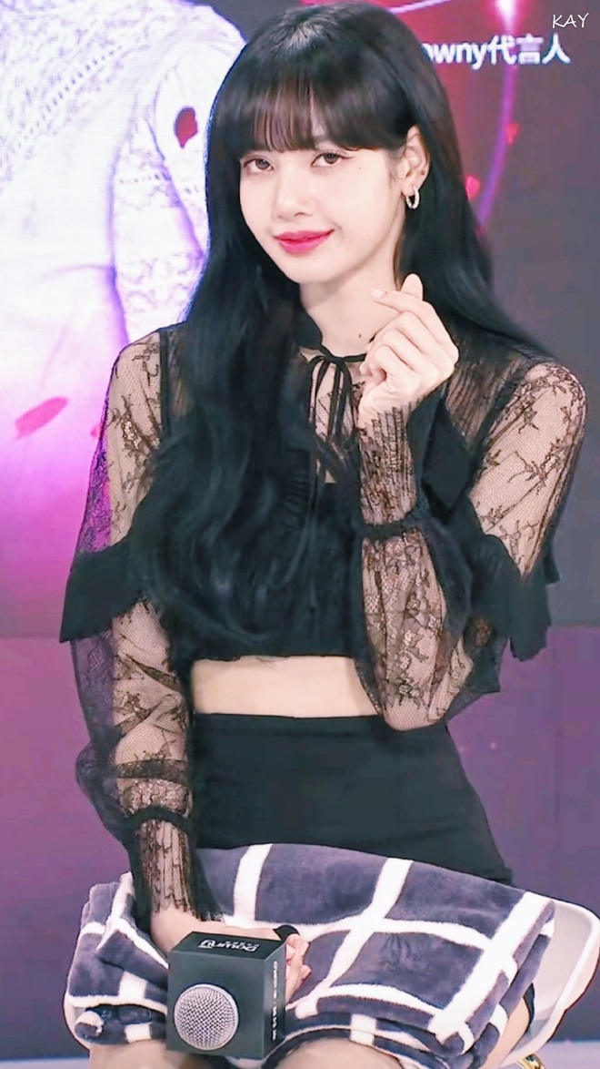 Lisa gây bão Weibo với màn xuất hiện đẳng cấp tại sự kiện: Tỷ lệ body ...