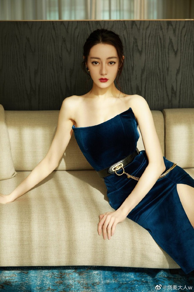 Được MC khen xinh, ai ngờ Địch Lệ Nhiệt Ba có màn phản pháo cực ngầu gây bão Weibo