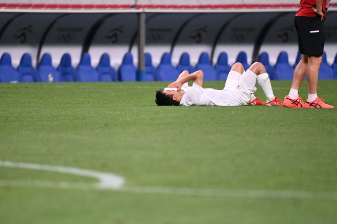 "Messi Nhật Bản" quỳ gối khóc như mưa sau thất bại ở trận tranh huy ...