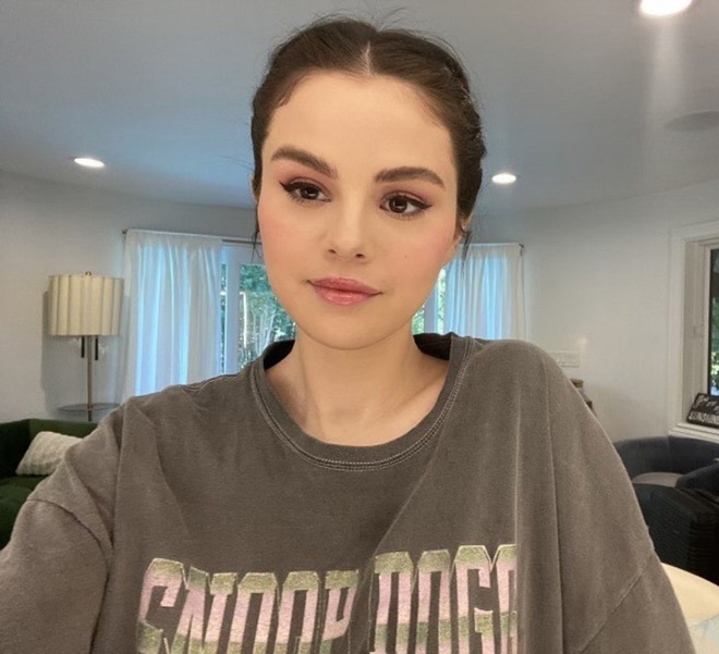 Selena Gomez để mặt mộc xinh đẹp đi ăn tối cùng vợ chồng Brooklyn Beckham