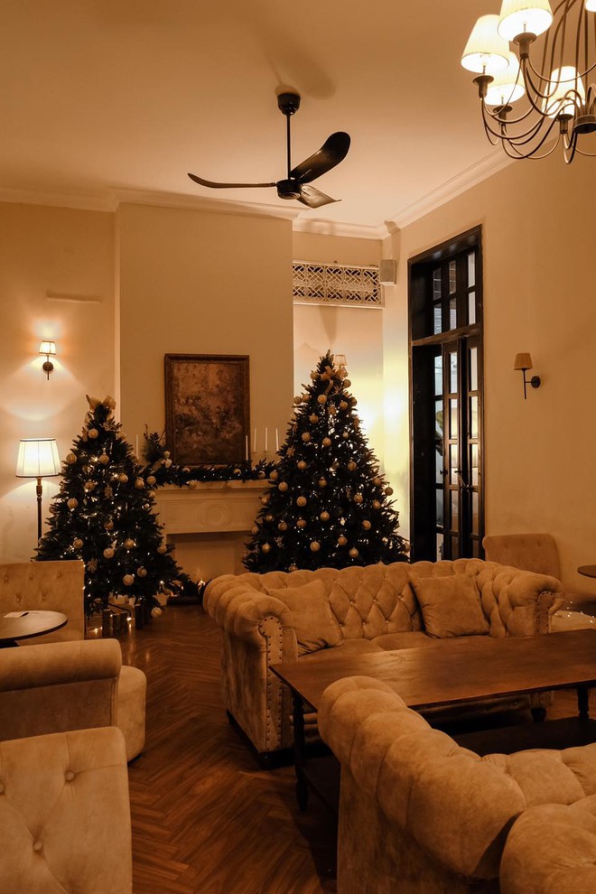 Giới trẻ TP.HCM chụp ảnh Giáng sinh rần rần tại các quán cà phê phong cách cổ điển phương Tây