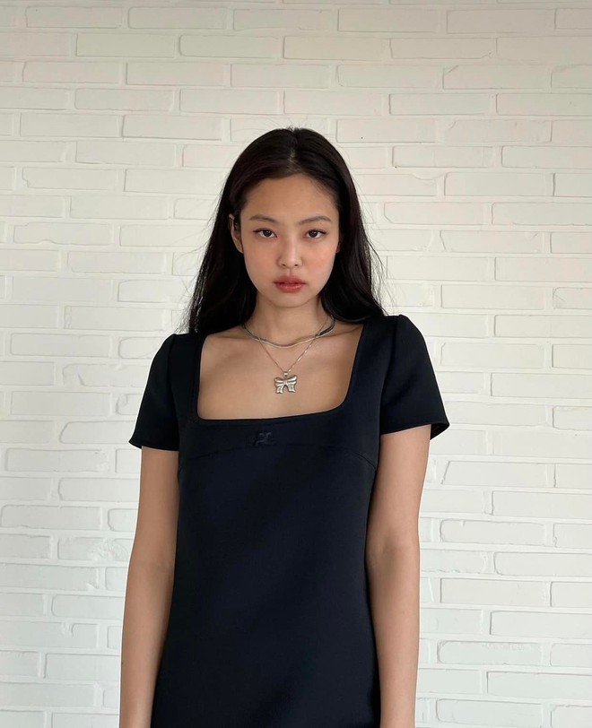 Jennie – Rosé đụng hàng cực gắt: Diện váy ngắn cũn, ai sang chảnh hơn?