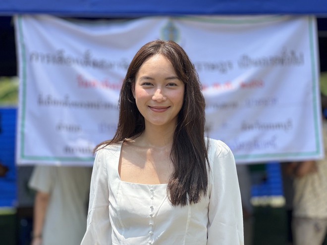 "Chị đại" Bee Namthip khoe nhan sắc rạng ngời ở tuổi 41