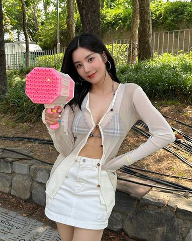 Soi style "nữ thần mùa hè'' Kwon Eun Bi: Trên sân khấu sexy hở bạo, ngoài đời lại kín đáo dịu ...