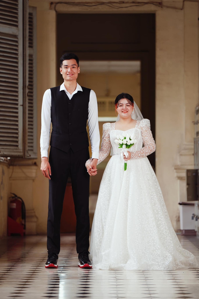 Bật cười khi chồng 2m03 đi du lịch với vợ 1m62