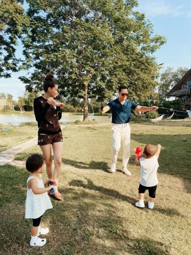 Hà Hồ thường xuyên đưa Lisa - Leon đến công viên