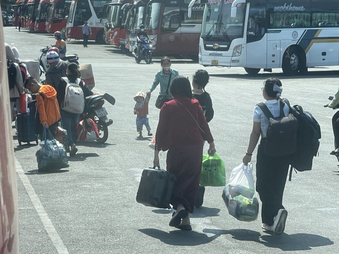 "Chuyến xe bão táp" xuôi miền Tây ngày 25 Tết