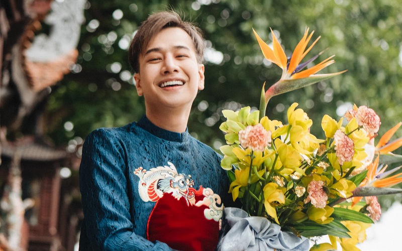 Bắt gặp Lou Hoàng đi ship hoa sau gần 2 năm vắng bóng trên thị trường ...