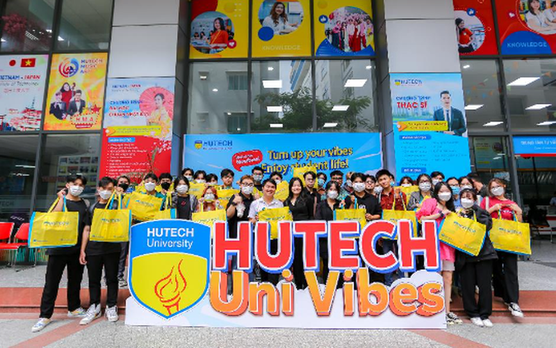 Thí sinh nhiều tỉnh xa rộn ràng đến HUTECH nhập học