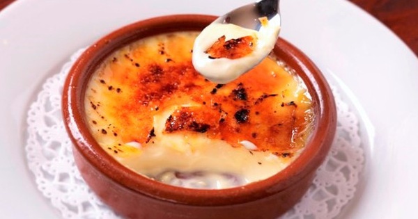 Chinh phục thử thách làm creme brulee vàng ươm chỉ bằng một chiếc thìa
