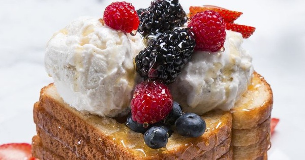 Ăn vặt "hoành tráng" với toast mật ong nhìn là mê mẩn ngay