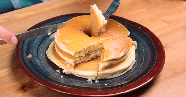 Cách ăn bánh pancake đúng kiểu để "sang chảnh" hơn khi ăn