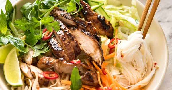 Bún gà nướng - biến tấu mới cho bún thịt heo nướng quen thuộc