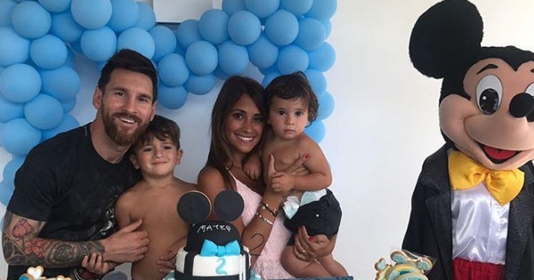 Hai con trai Messi trần trùng trục dễ thương mừng sinh nhật