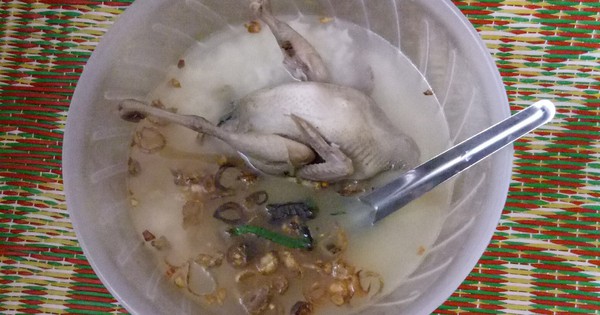 Vợ trẻ cảm động rớt nước mắt khi nhìn bát cháo "chim nguyên con" chồng ...